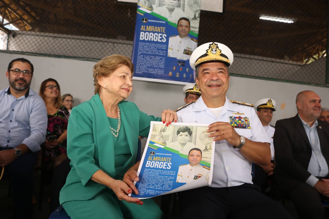 Almirante de Esquadra da Marinha do Brasil é homenageado na escola municipal que estudou em ...