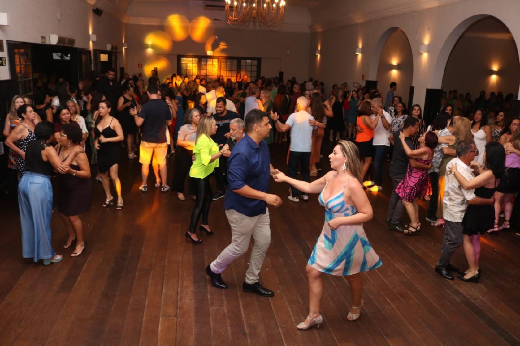 Servidores de Santos comemoram sua data especial com dança e diversão ...