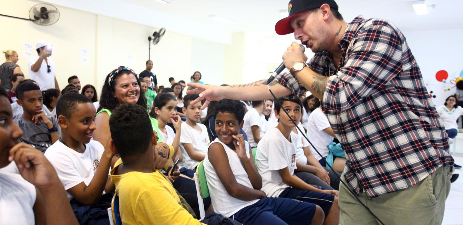 Rapper canadense Samian faz show para alunos de escolas municipais ...