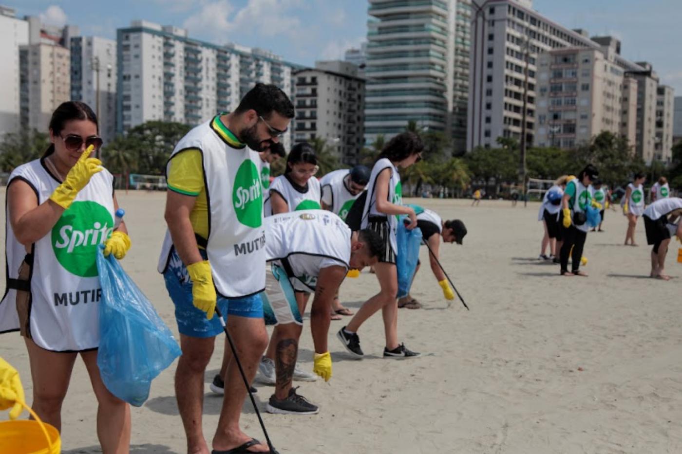 Mutirão de limpeza de praias da Sprite faz sua terceira ação em Santos ...