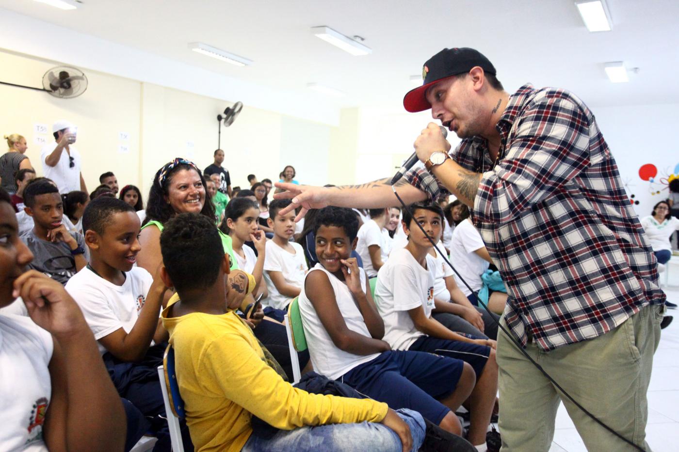 Rapper canadense Samian faz show para alunos de escolas municipais ...