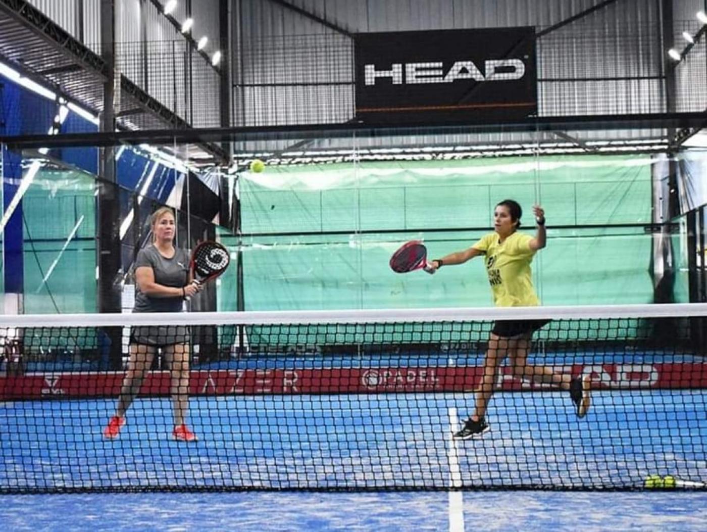 Competição de padel reúne atletas brasileiros e do exterior em Santos ...